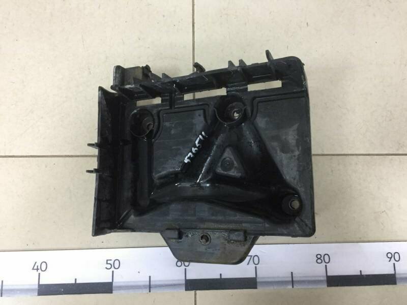 Крепление АКБ корпус / подставка Volkswagen Polo Sed RUS 2011 кат.номер: 6RU915331