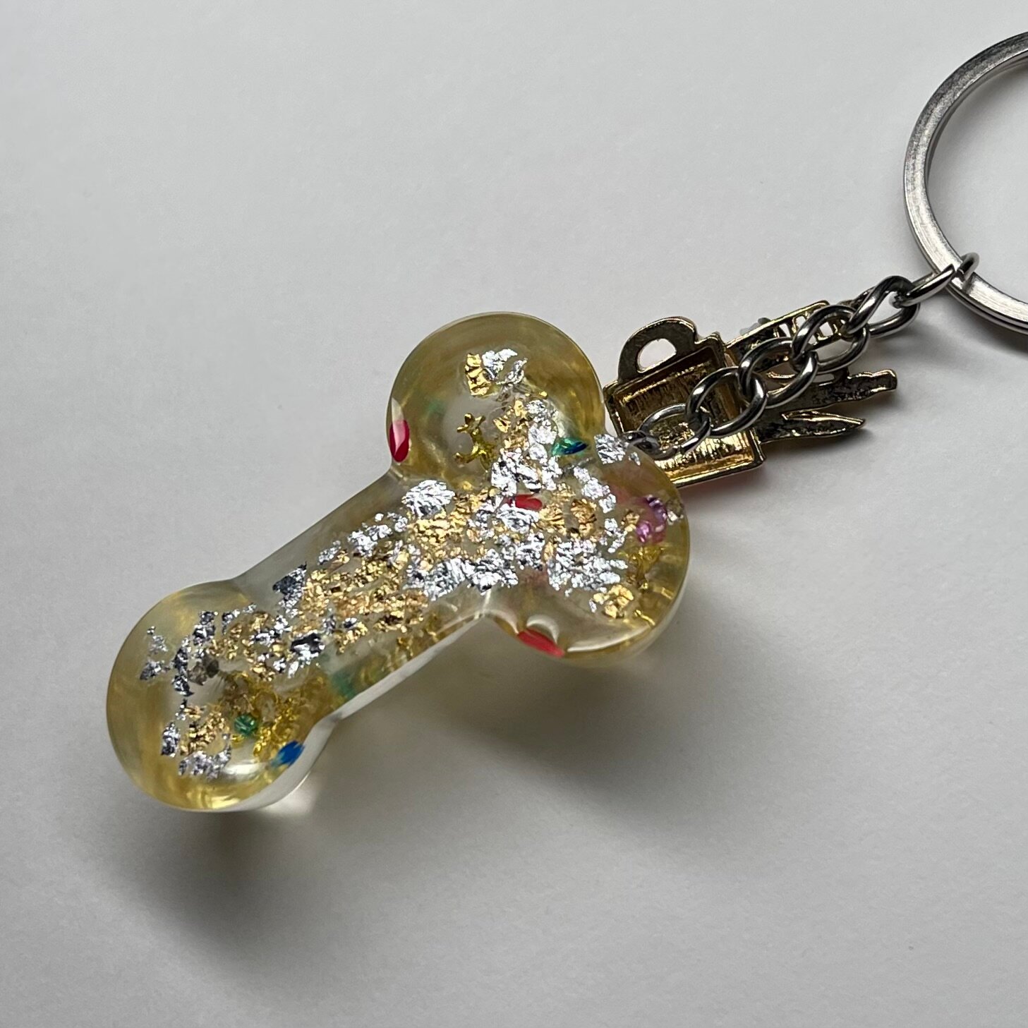 Креативный брелок в форме пениса, инкрустированный лепестками, декором, камнями и поталью EVTUSHENKO ART.