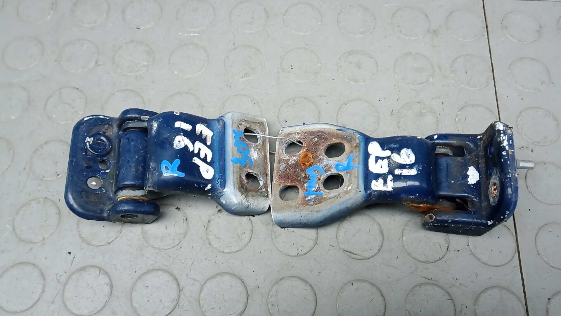 Петля двери распашной правой FORD TRANSIT 7