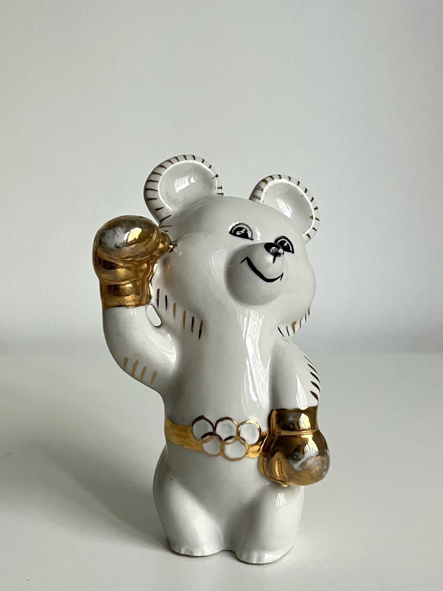 Статуэтка "Олимпийский мишка Боксёр" Скол. Прокопьевский ФЗ. СССР. Высота: 14 см. Местами потерта позолота.