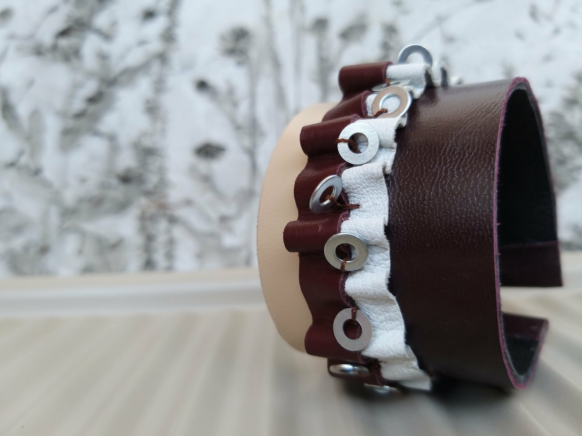 Жесткий браслет, кожа, металл