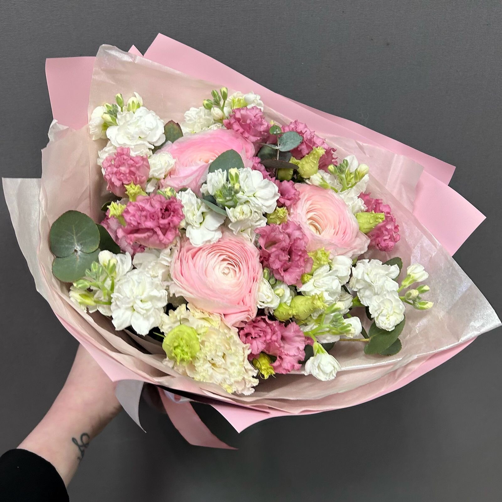 Микс из ранункулюсов, маттиолы и эустомы