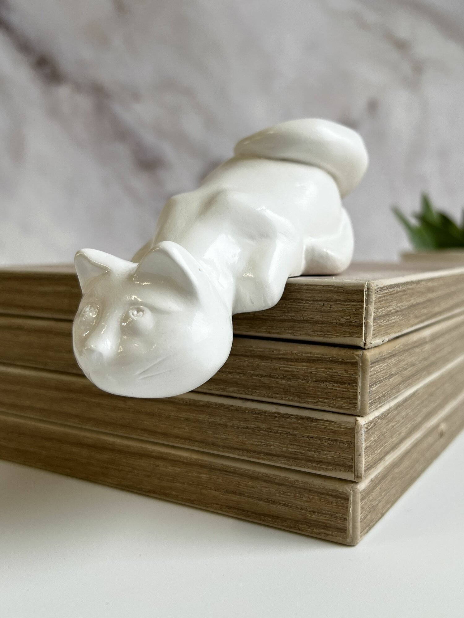 Статуэтка кот нырок на полку. Гипс. Цвет белый