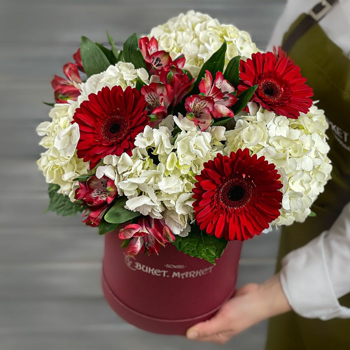 Композиция в шляпной коробке из гортензий, гербер и альстромерий