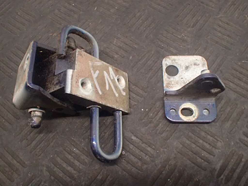 Петля двери задней правой Volkswagen Passat 5 3B4833412D арт. 336353