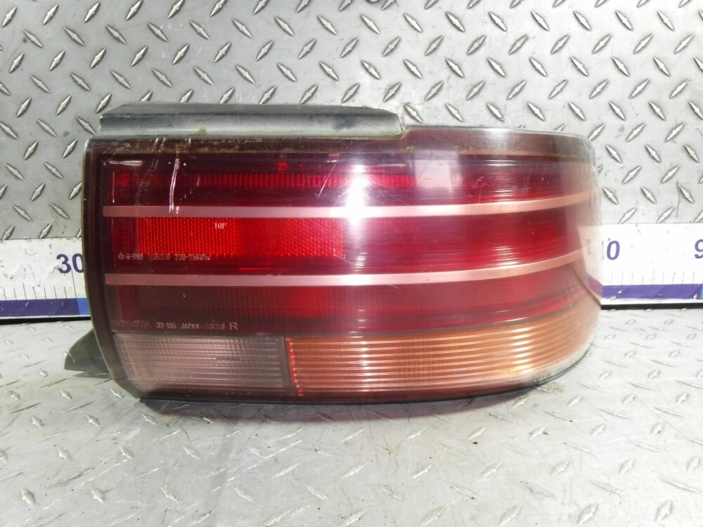 Фонарь задний правый Toyota Camry CV30