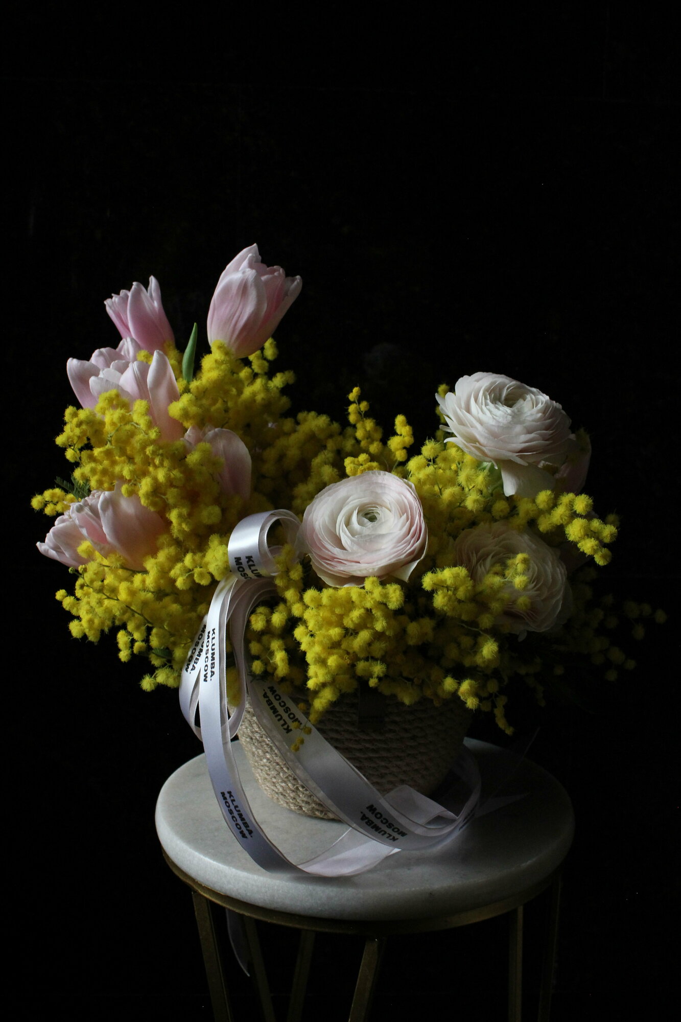 Лукошко с ранункулюсами и мимозой