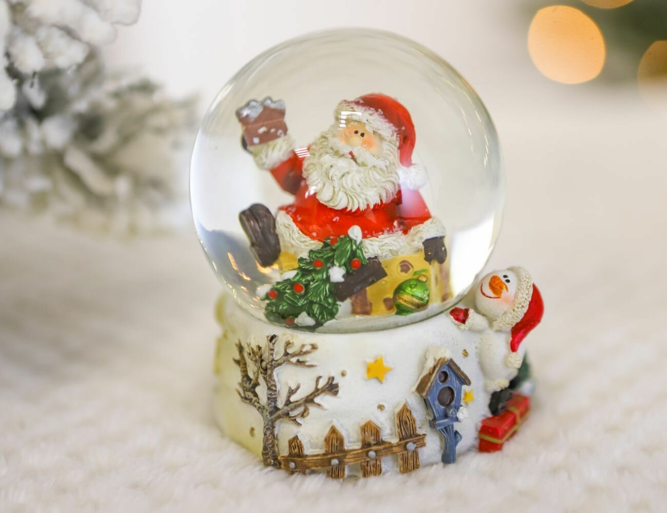 Снежный шар любопытный снеговичок получает подарок, полистоун, стекло, 8х9 см, Sigro 50-1377-2