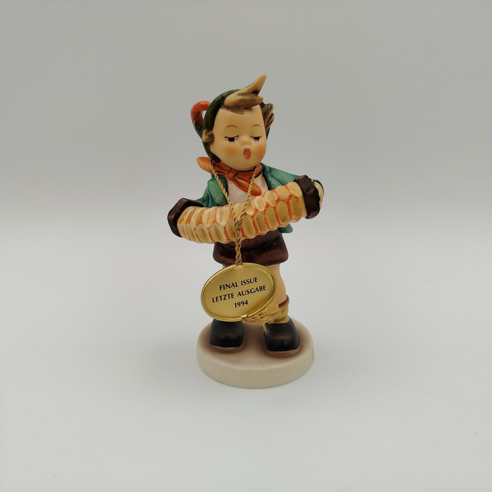 Статуэтка "Мальчик с аккордеоном" ("Accordion Boy"), автор М. Й. Хуммель, бисквит, роспись