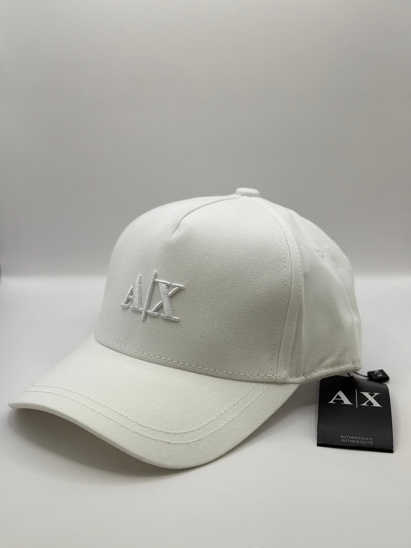 Бейсболка  Armani Exchange, цвет белый для мужчин и женщин