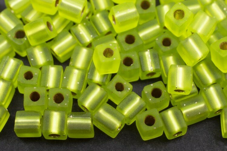 Бисер японский Miyuki Cube кубический 4мм #0014F салатовый, матовый, серебряная линия внутри, 10 грамм