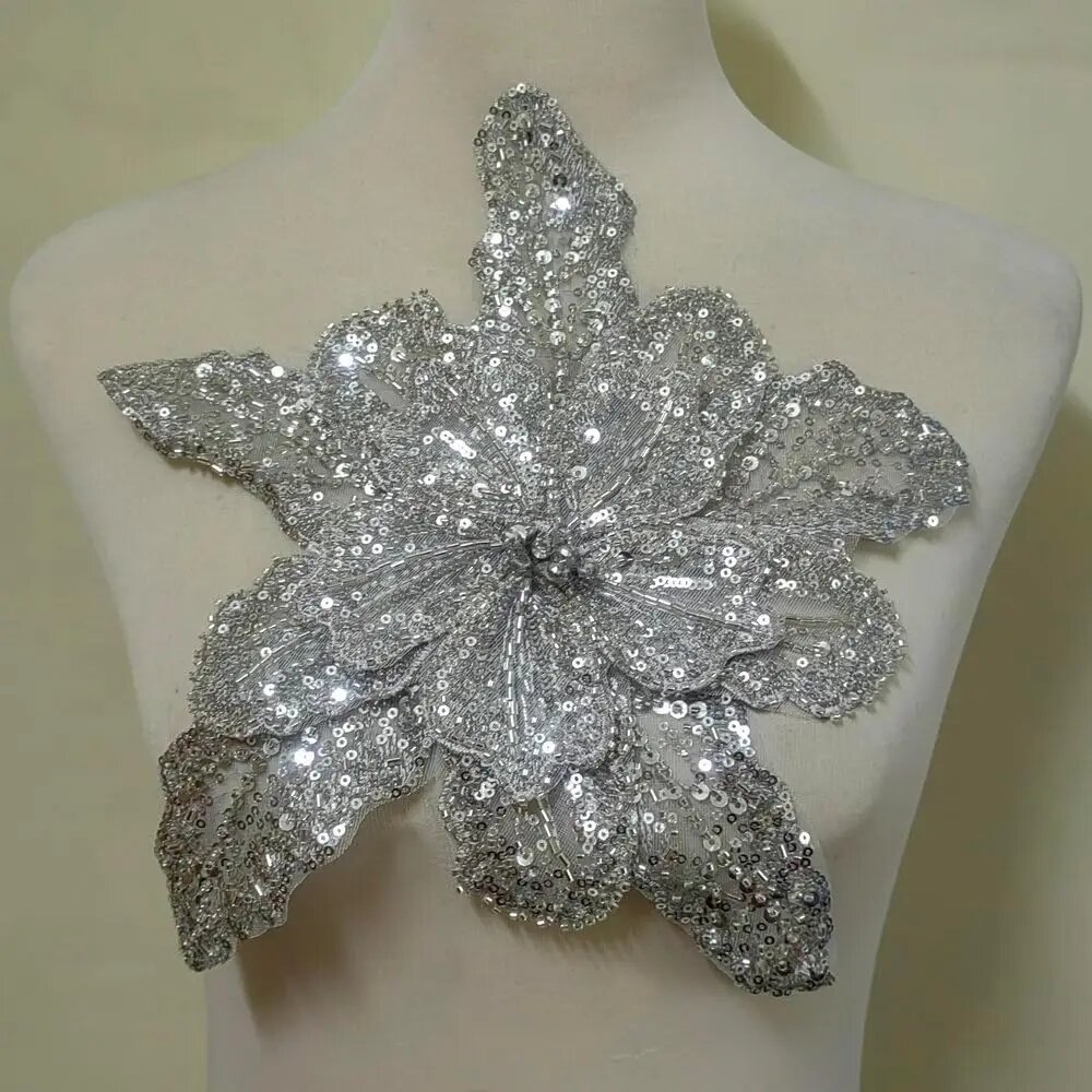 Серебряная нашивка-цветок, стразы, 12 см