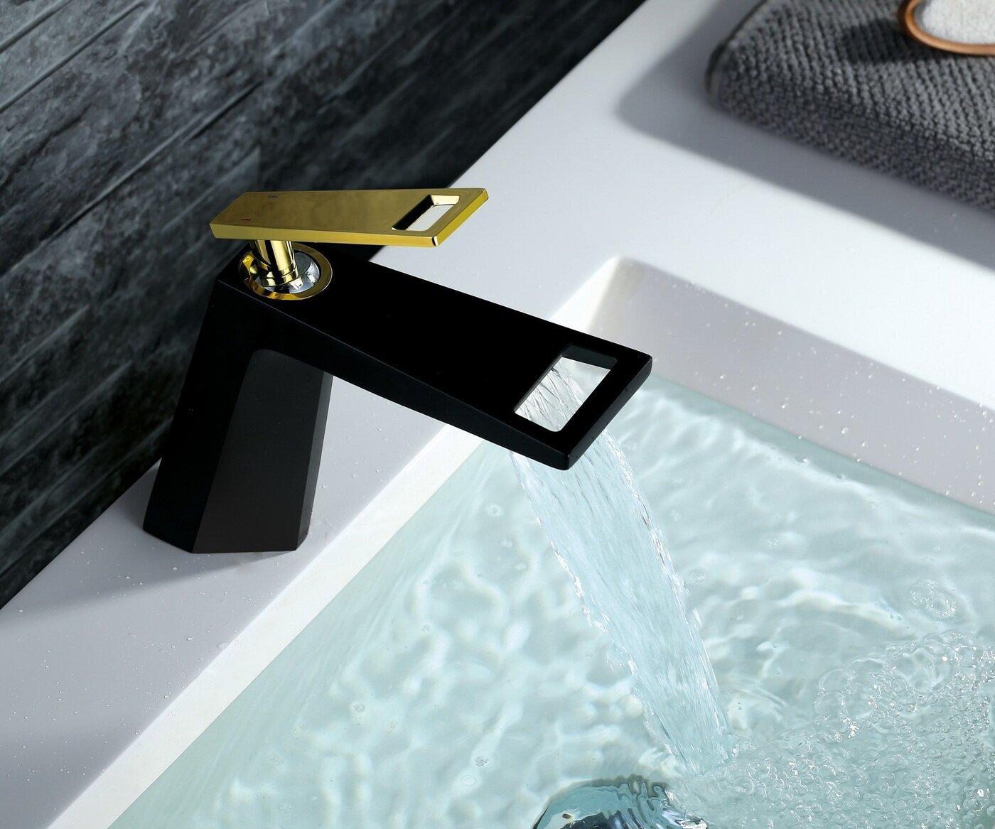 A919B Смеситель на раковину QUADRO черный/золото (шт)