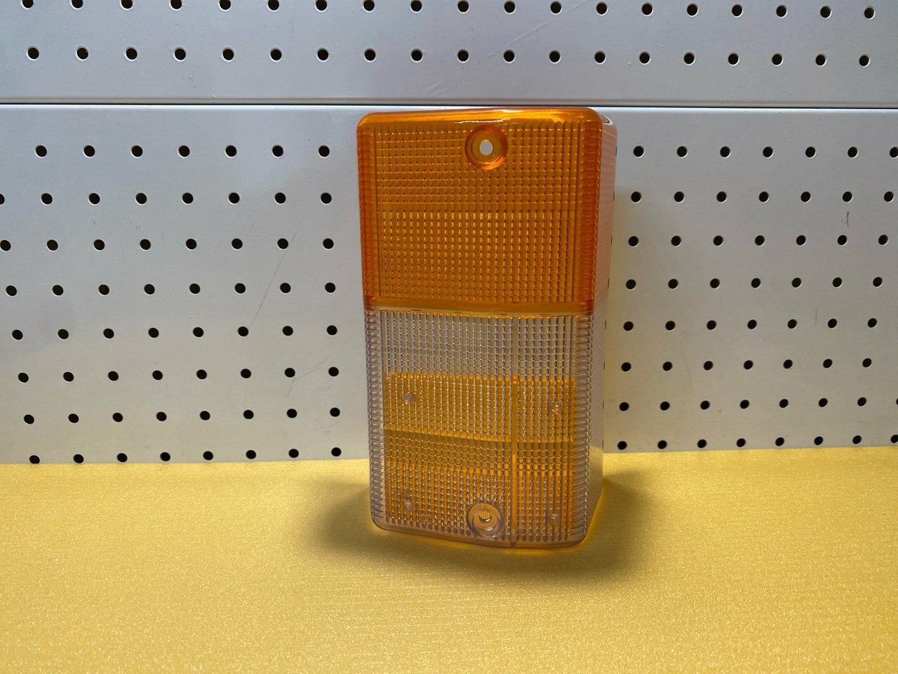 Стекло (рассеиватель )заднего фонаря скания 2 и 3 серии (Scania) правое