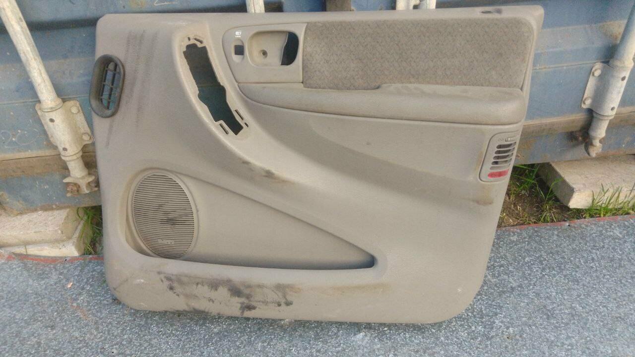 Обшивка двери передней правой Dodge Caravan 4 (2000 - 2007)