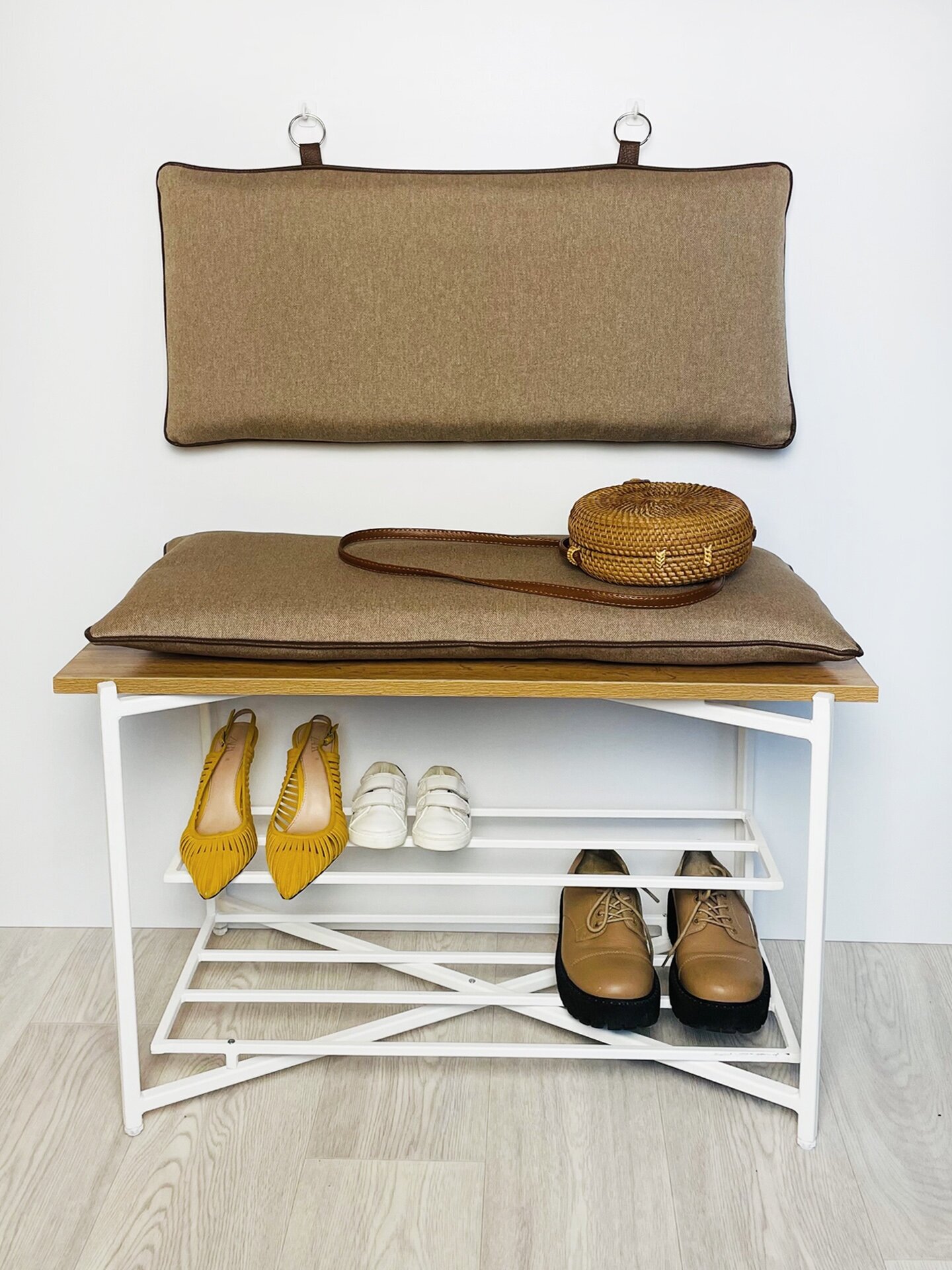 Обувница со спинкой в прихожую лофт металлическая узкая Бежевая на белом