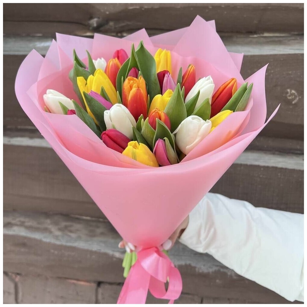 Букет Well Flowers, тюльпаны, круглый, на стеблях, 21 цветок, 45 см, пленка, букет свежих цветов