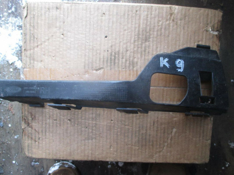 Кронштейн бампера переднего правый 1317799, 1335698, 4M5117E856AC Форд Фокус 2 под фарой нижний