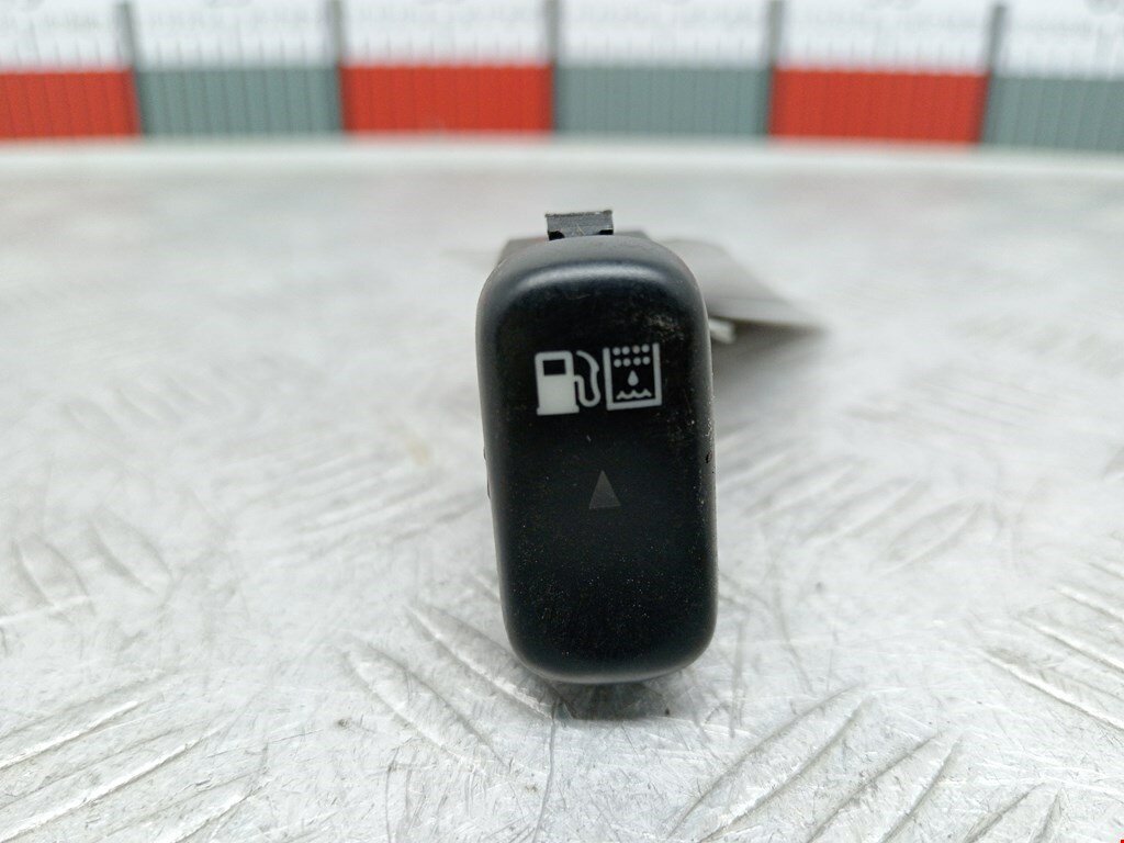 Кнопка открытия лючка бензобака Mercedes Sprinter 1 (W901-905) A0018208601 арт. 2162718