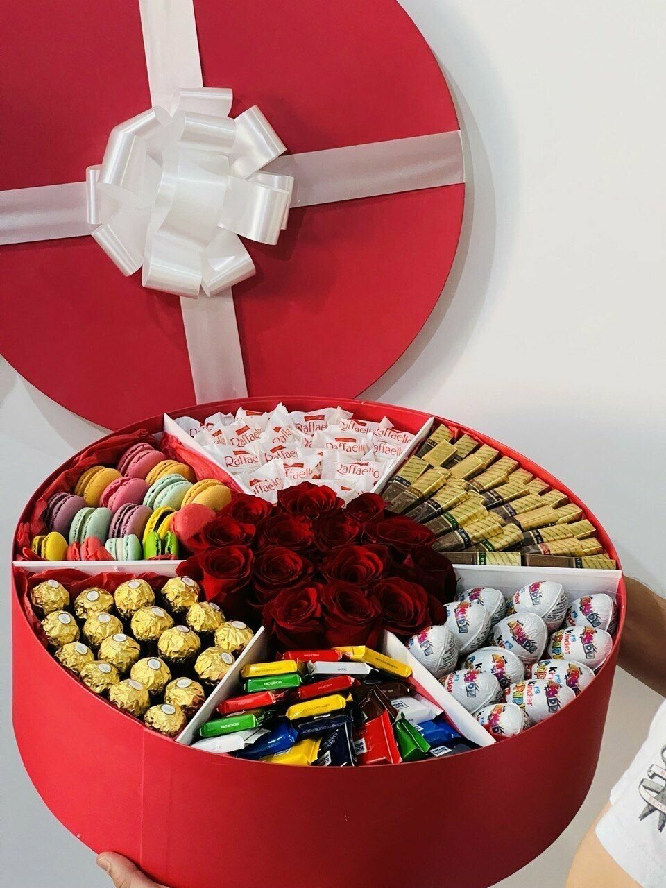 Сладкий бокс гигант с розами и конфетами / Подарок любимой девушке