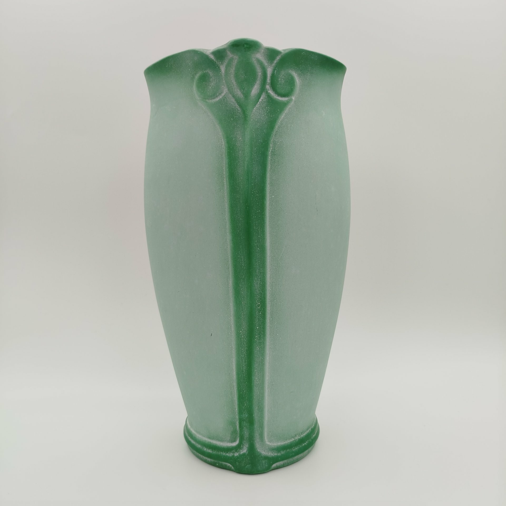 Ваза для цветов зеленого оттенка с рельефным декором, керамика, крытье, Европа