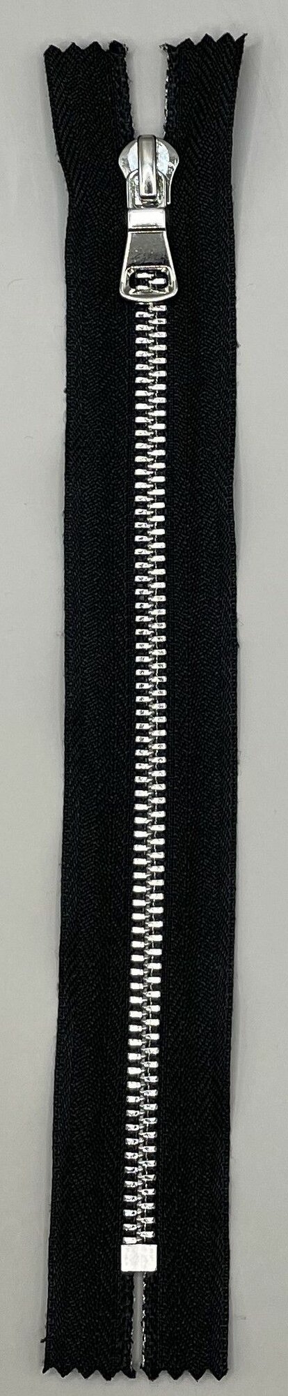 Молния (титан-легкий металл), тип 5,20 см, черный, зубья светлый металл, бегунок №1.1шт.