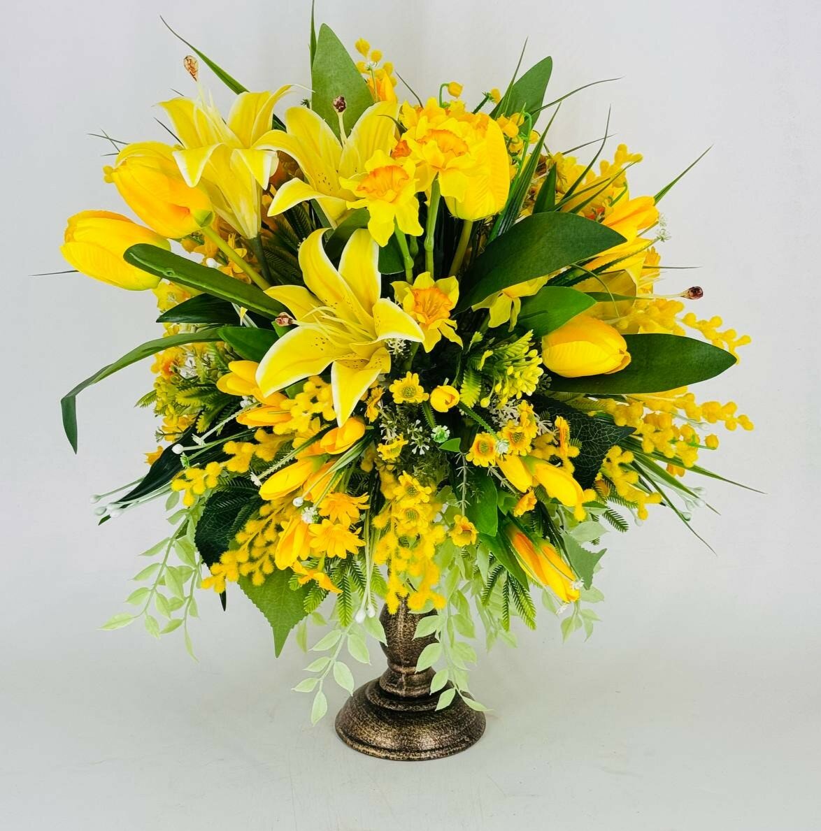 Интерьерная композиция из искусственных цветов на подсвечнике