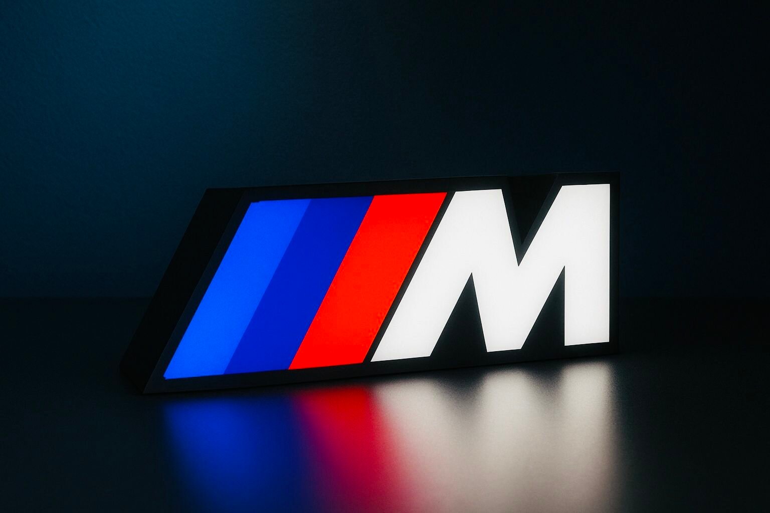 Светильник BMW M Power - легенда в каждом кадре