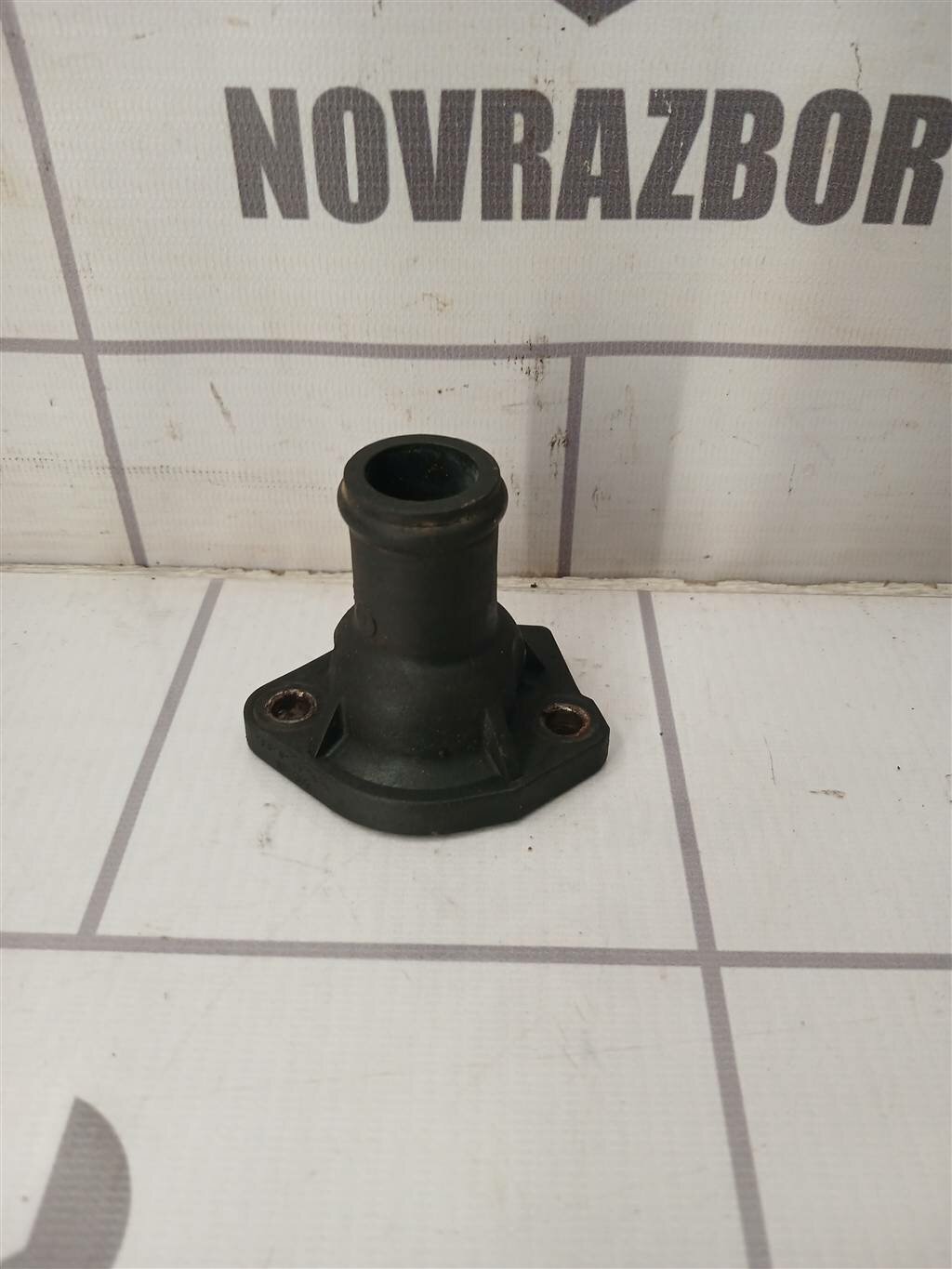 Фланец двигателя системы охлаждения VW Golf 3 Vento 91-97