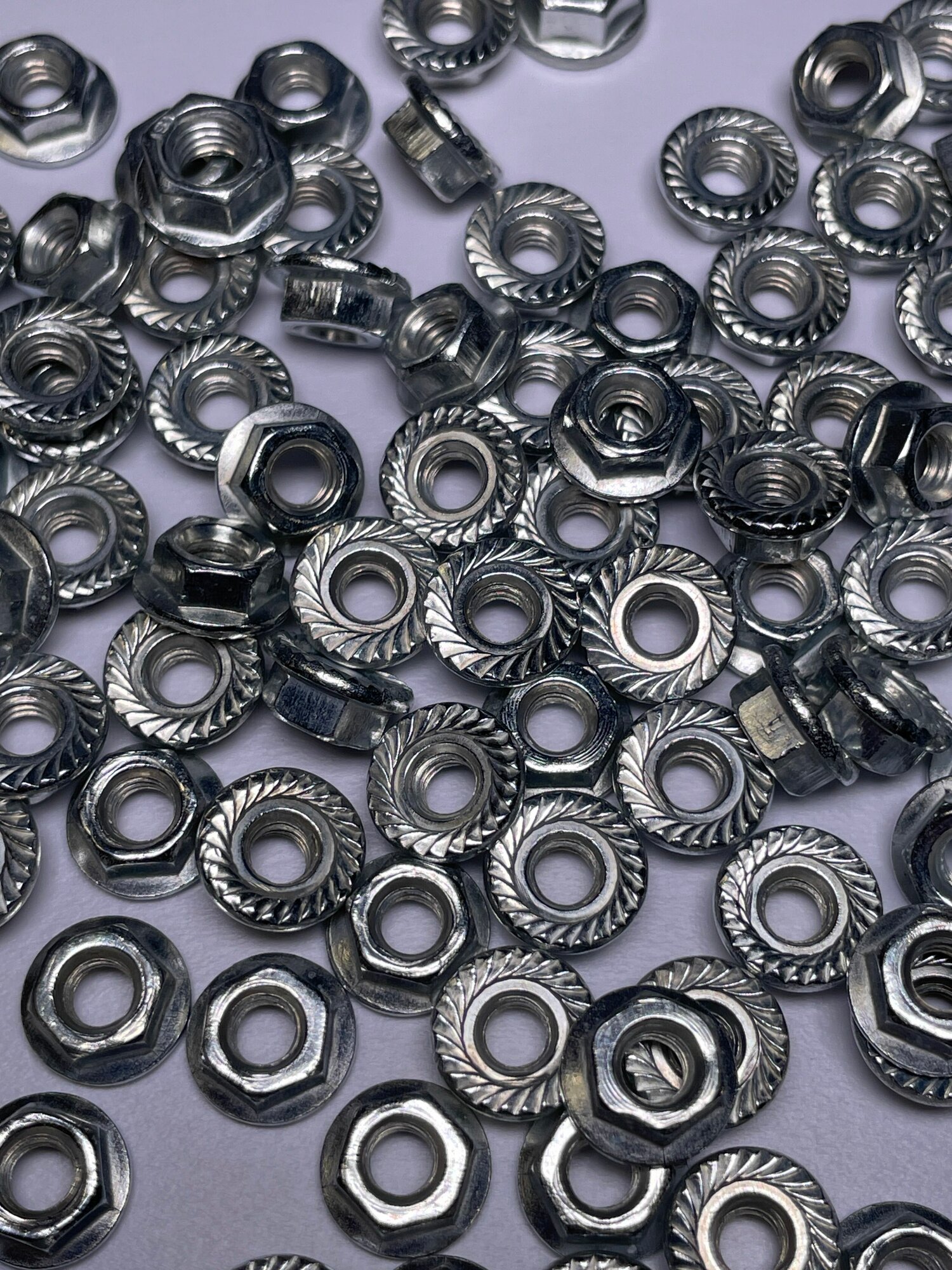 100 шт. Гайка М4 DIN 6923 оцинкованная с фланцем, гайки шестигранные, метизы М4, крепежный элемент
