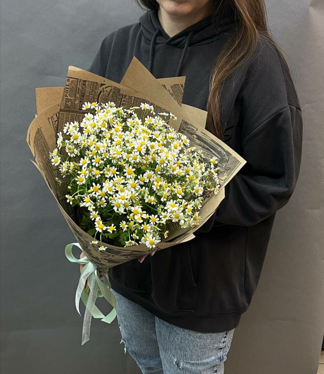 Букет ромашек в стильной крафтовой упаковке от "Story-flowers" 13 шт.