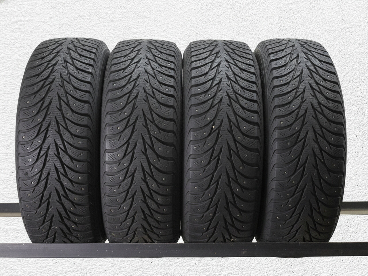 Комплект (4 шт) зимних БУ шин шипованные Yokohama Ice Guard IG35 235/65 R17 30% износ TSB045348