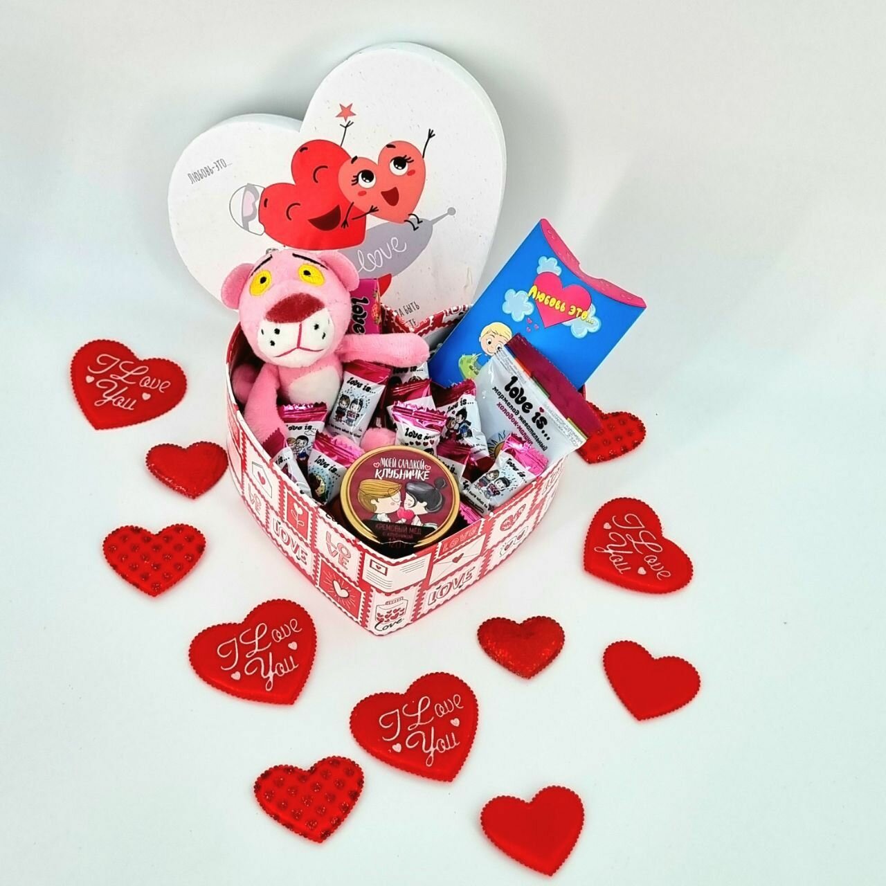 Сладкая валентинка, конфеты и жвачки с игрушкой в коробке, подарок на день святого валентина. Бокс Love is