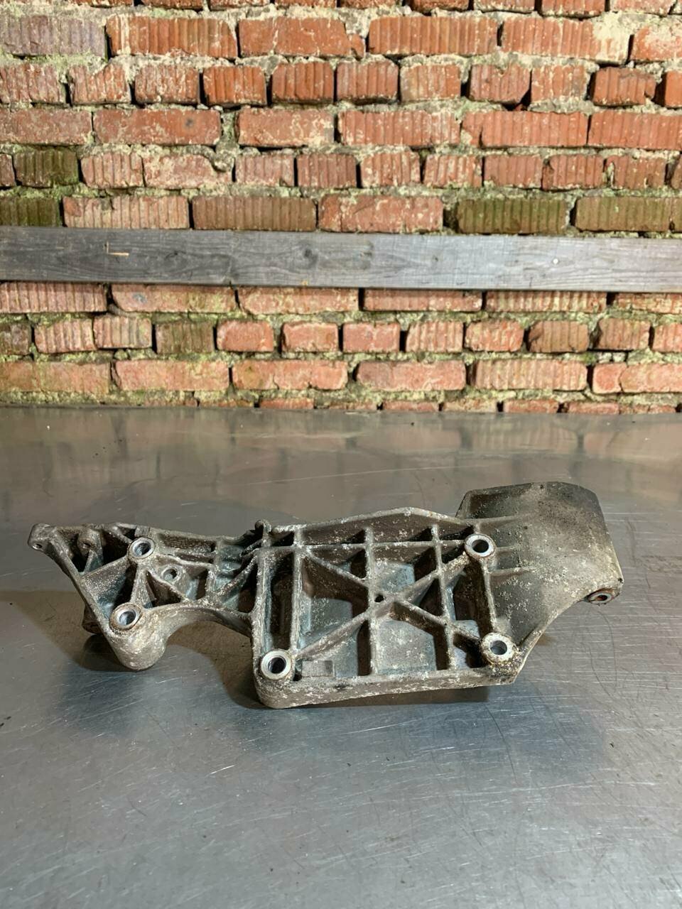 Кронштейн генератора Volkswagen Golf 4 1999 06A903143H