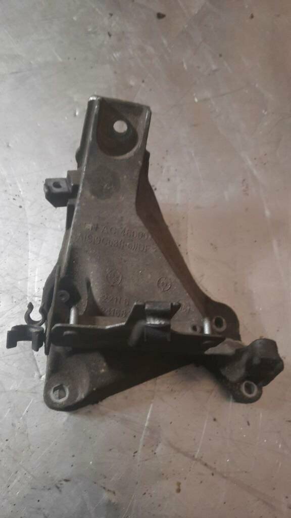Кронштейн двигателя BMW 3 E90/E91 2006 24168110