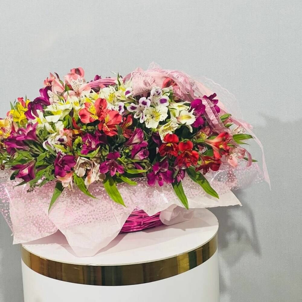 Цветы альстромерия в корзинке 35 шт