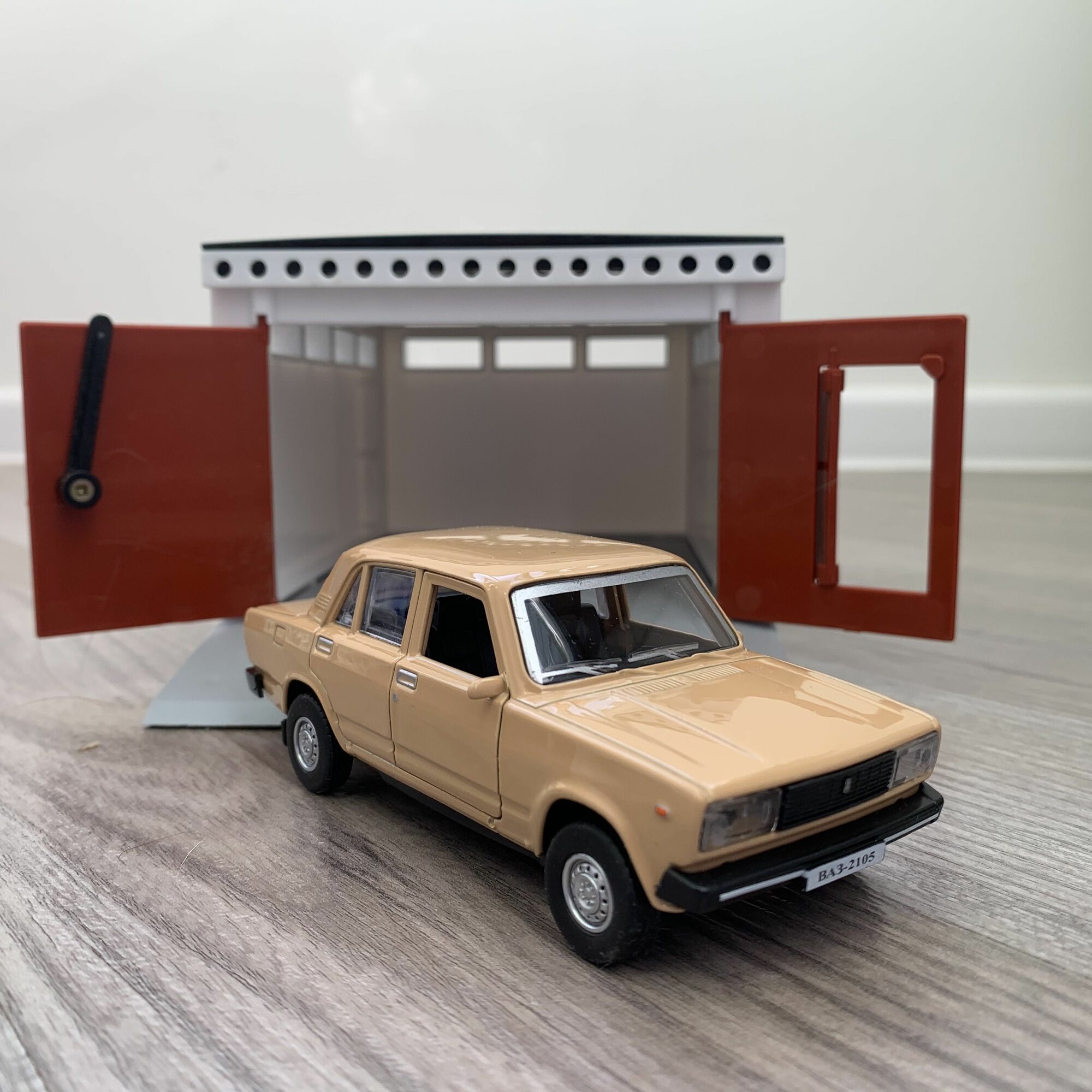 Гараж + машинка модель ВАЗ 2105 (12 см, метал, инерция, открытие 2-х дверей, багажника) - бежевый