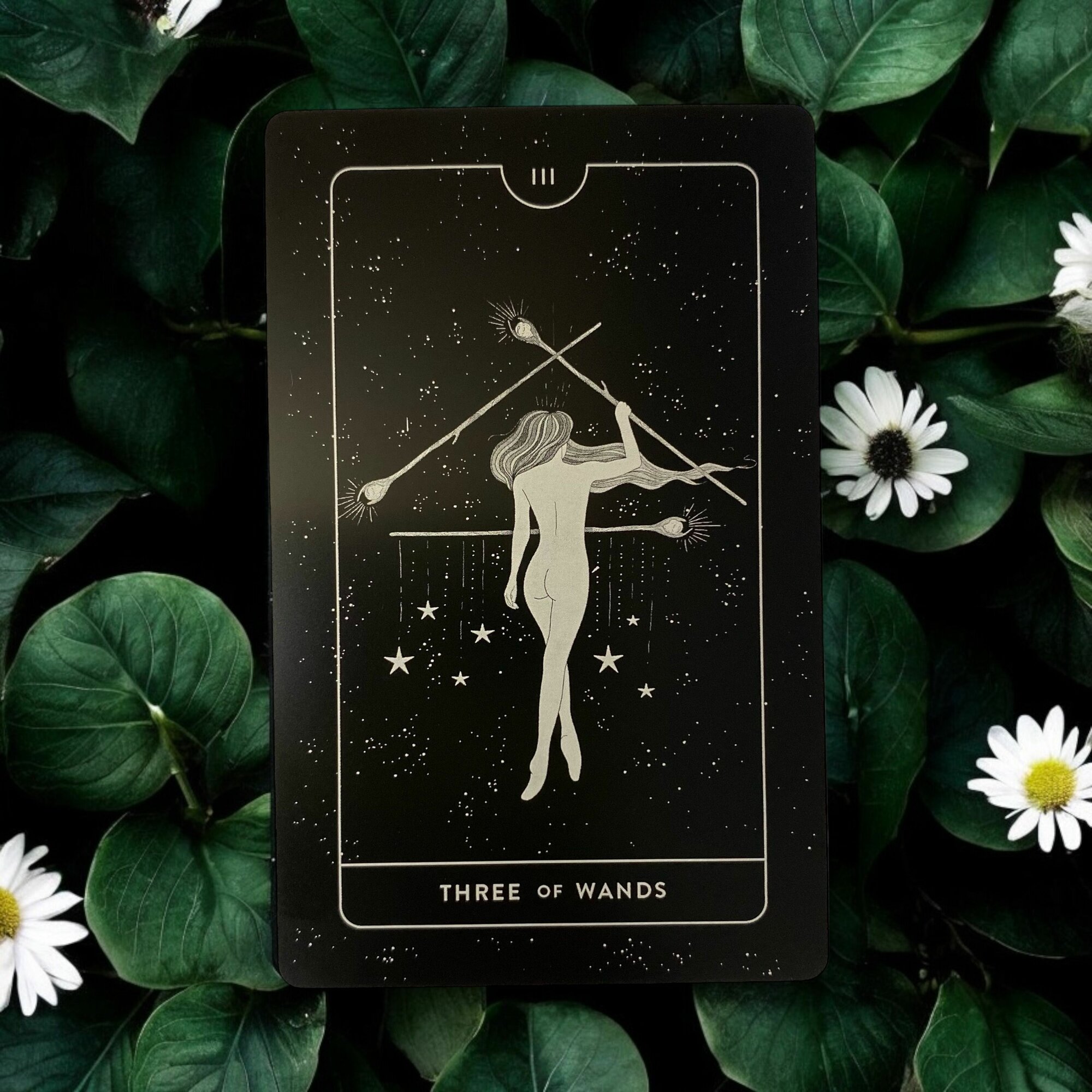 Металлическая карта таро Тройка Жезлов