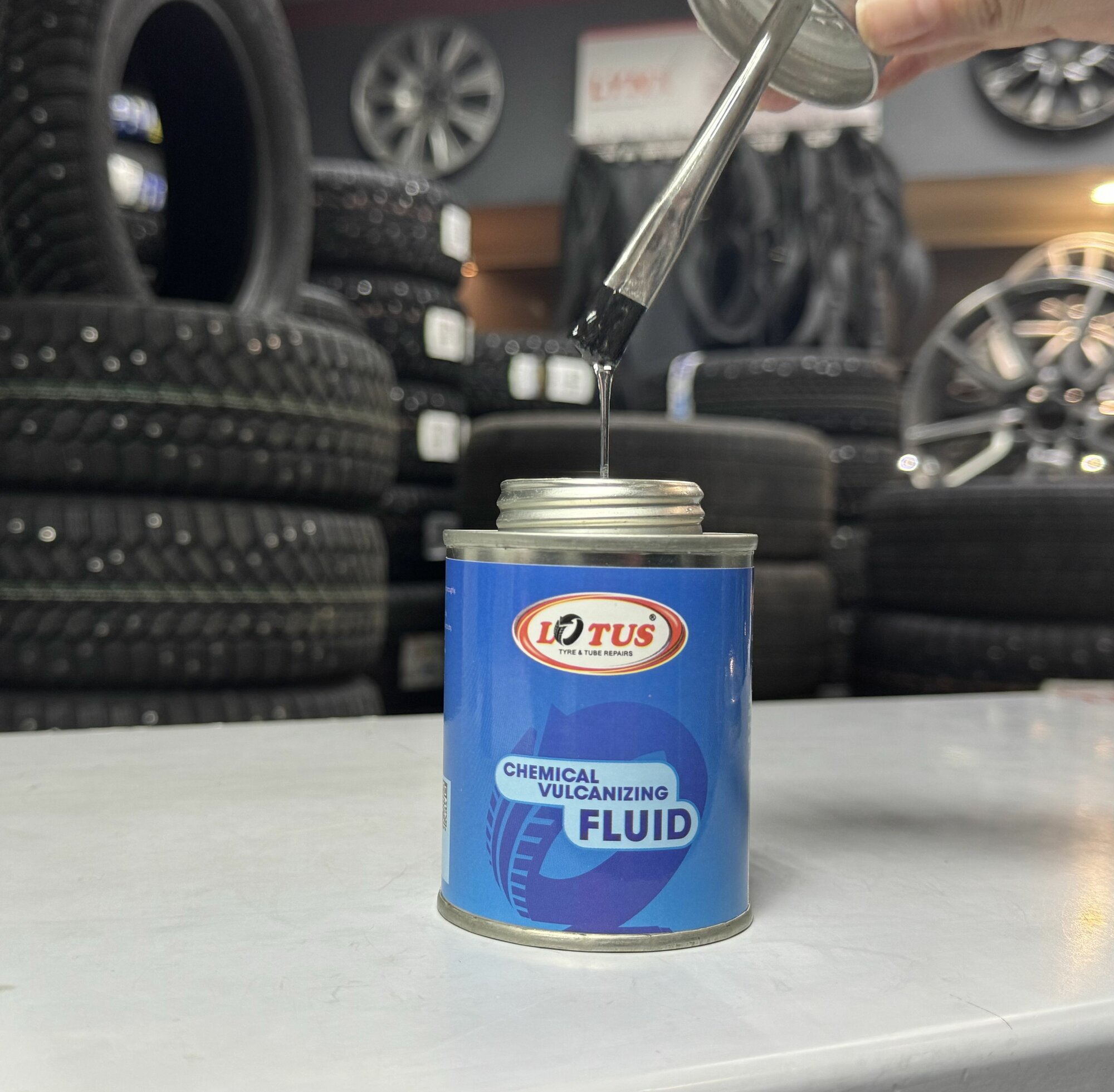 Клей LOTUS 250 мл вулканизирующий шиноремонтный, жестяная банка с кистью, С кисточкой