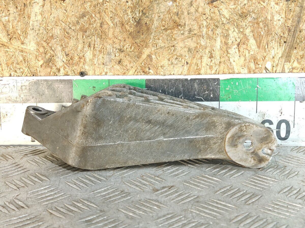 Кронштейн двигателя OPEL Vectra B 90498428