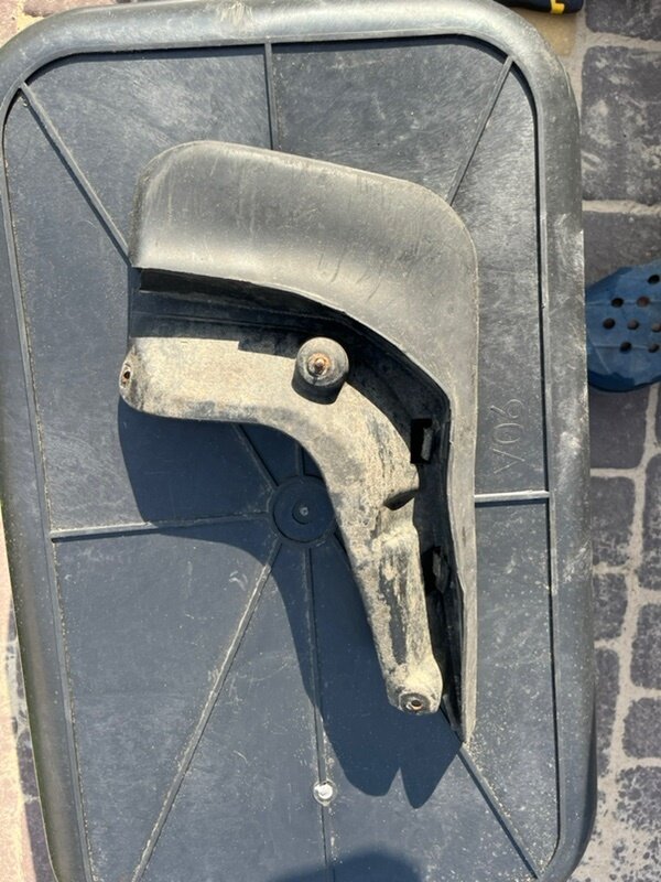 Брызговик задний левый Ford Focus седан PNDA 1.6 1824111