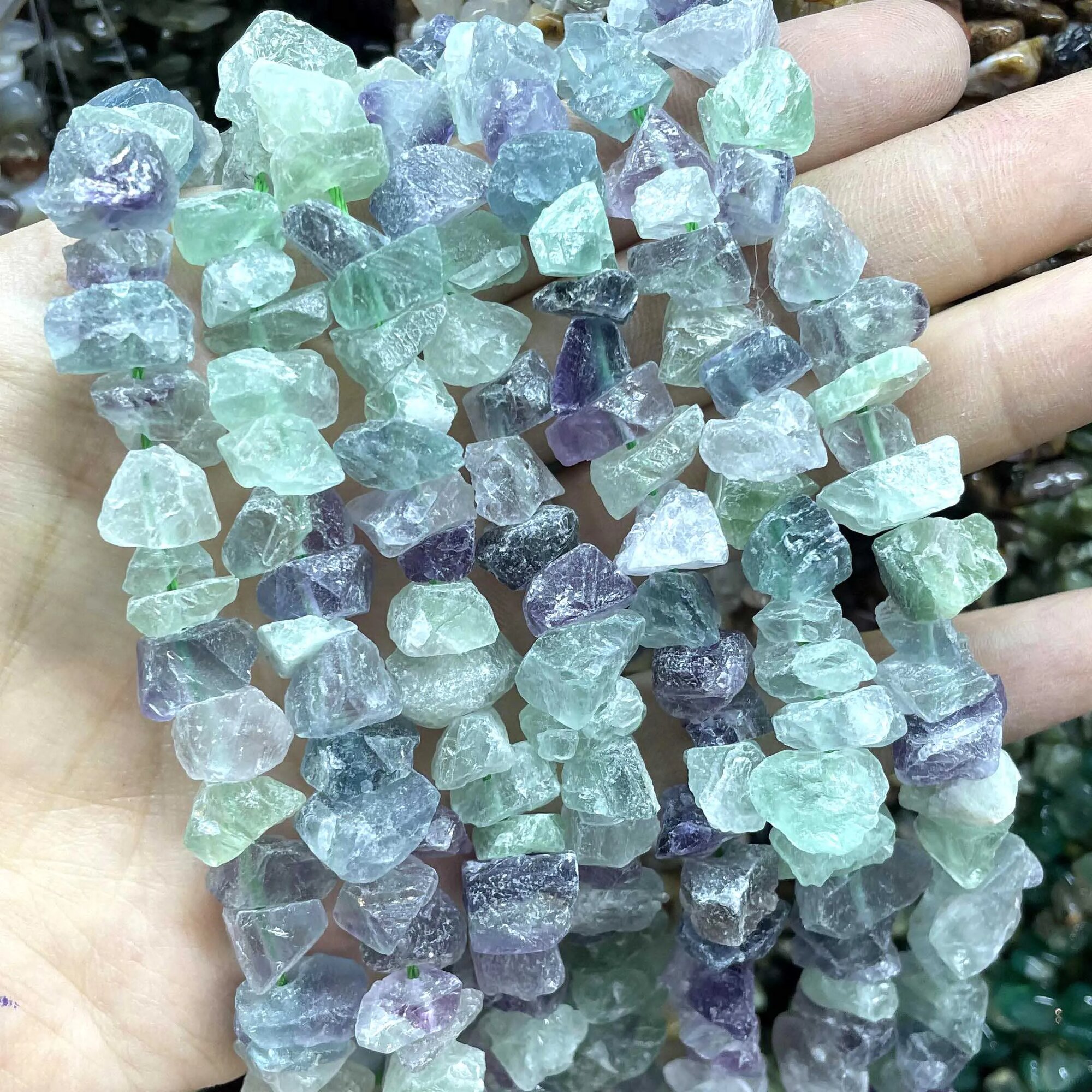 Бусины из флюорита изумрудные, 8-14 мм, 20-23 шт