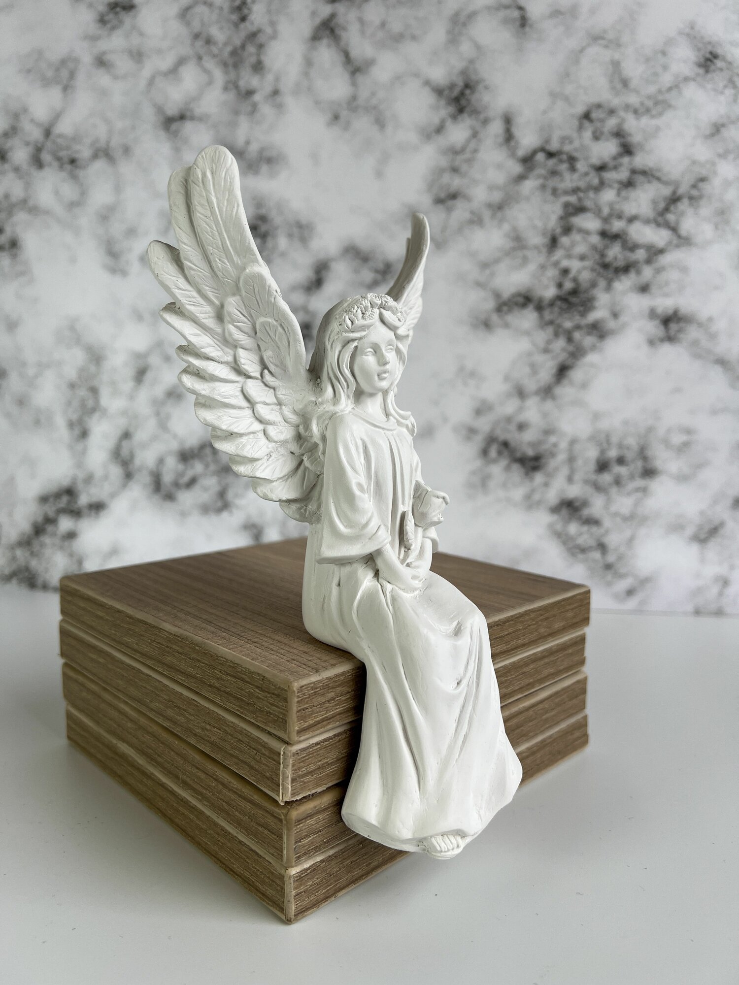 Ангел с розой на полку 18см. Гипс, цвет белый.