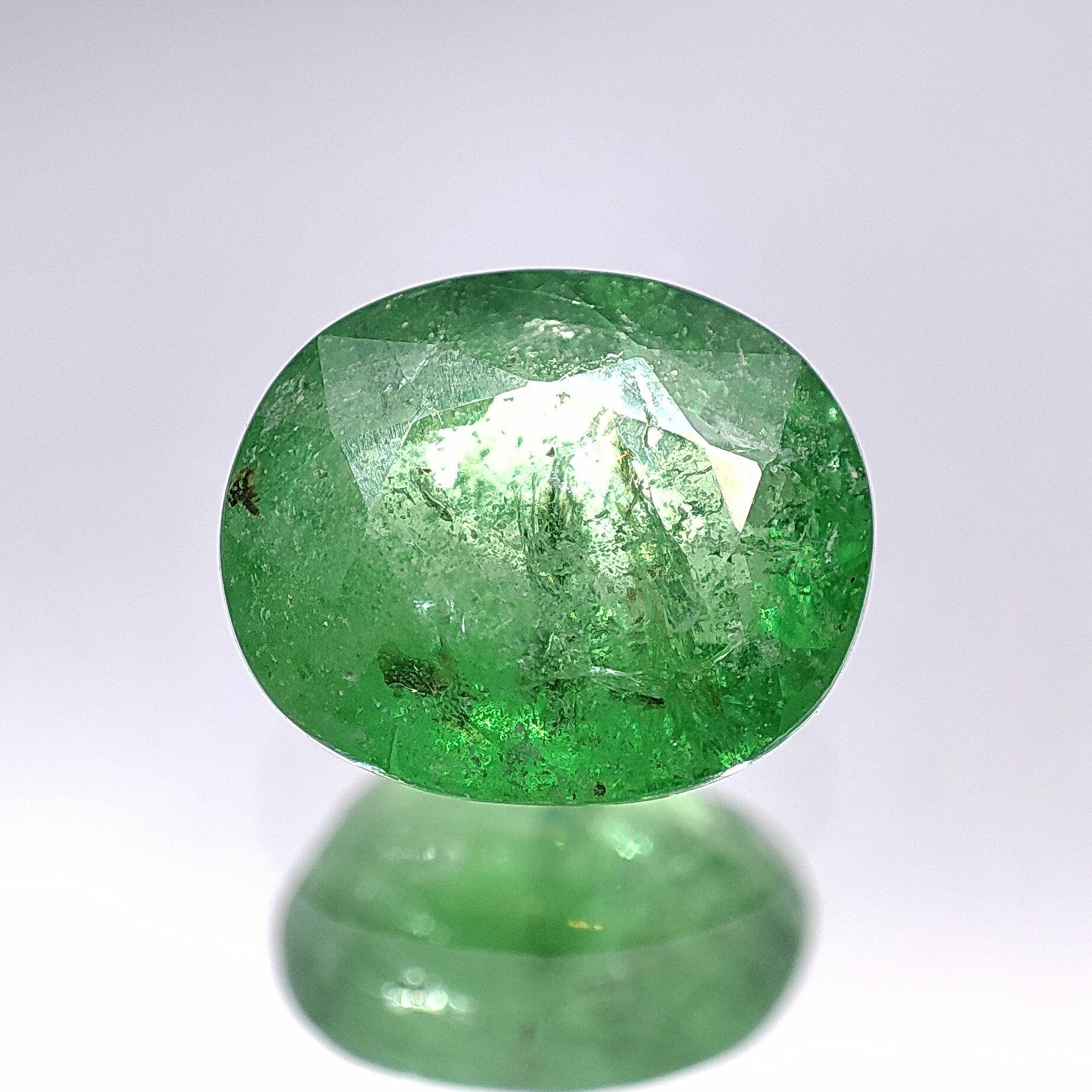 3.05 ct. Гранат Цаворит овал. Танзания + геммологическое заключение