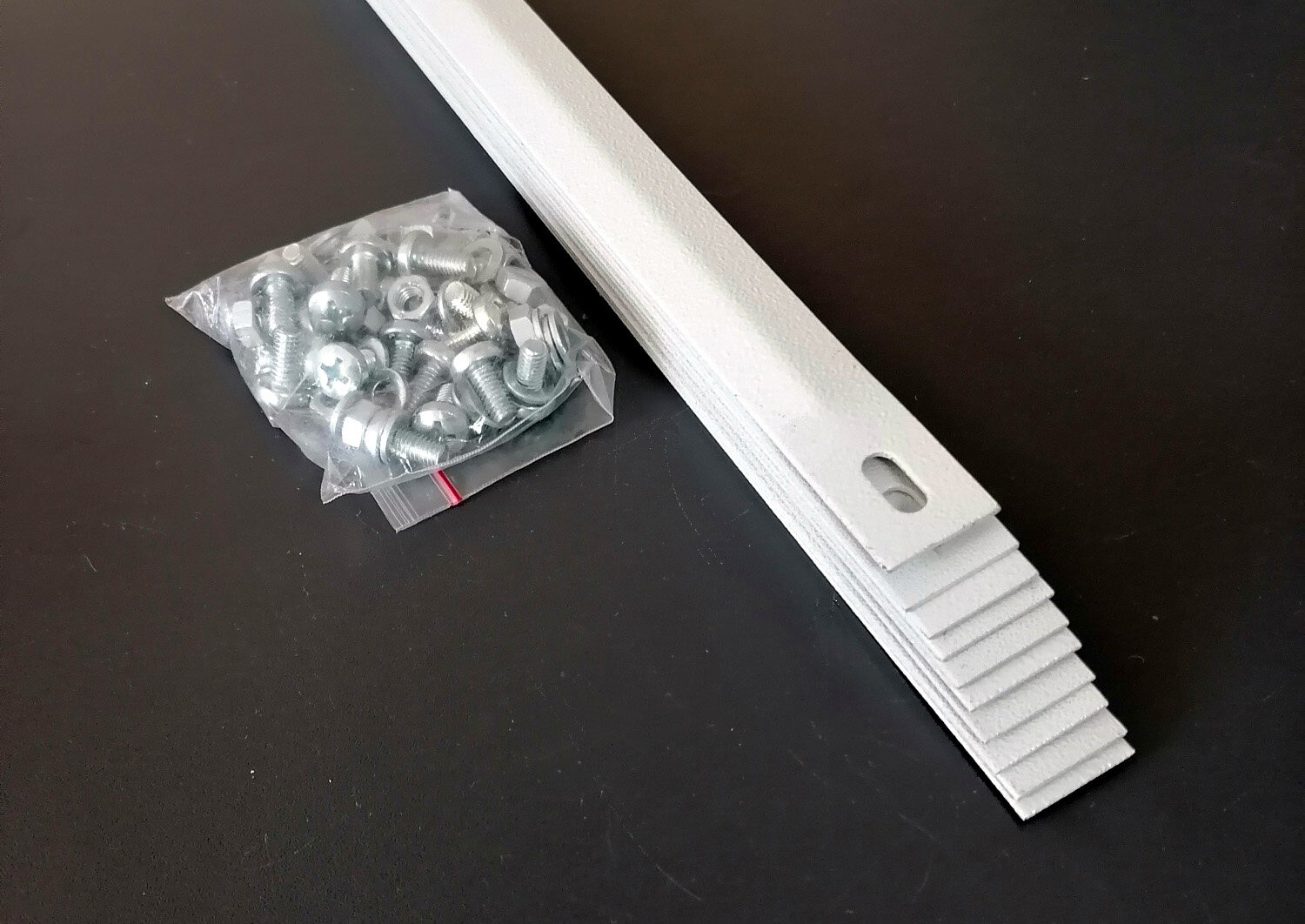 Ограничитель 1000 усиленный для полочного стеллажа шириной 1,0 м, 990*25 *5*2,0, цвет светло-серый (10 шт/упак)