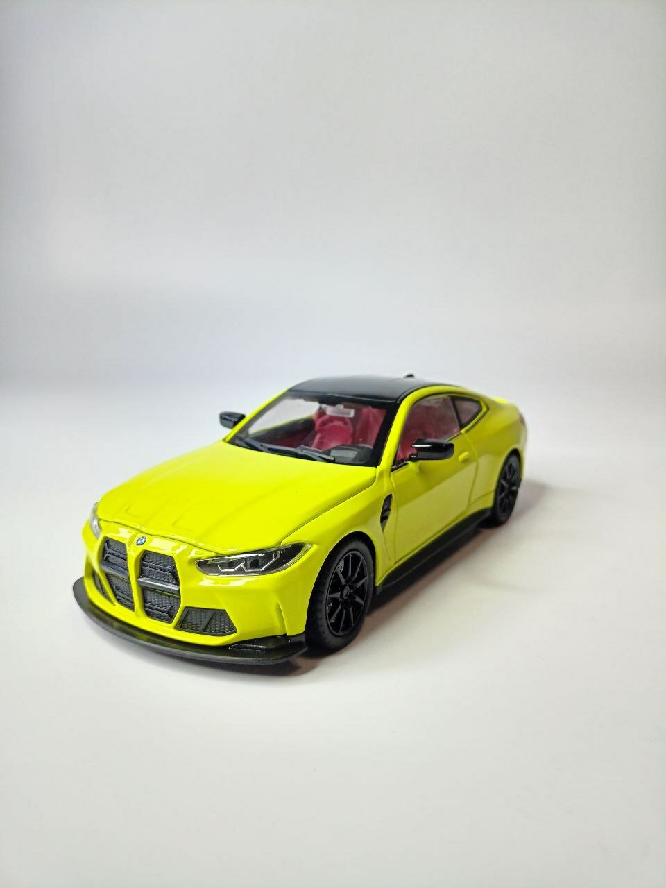 Модель автомобиля BMW M4 коллекционная металлическая игрушка масштаб 1:24 желтый