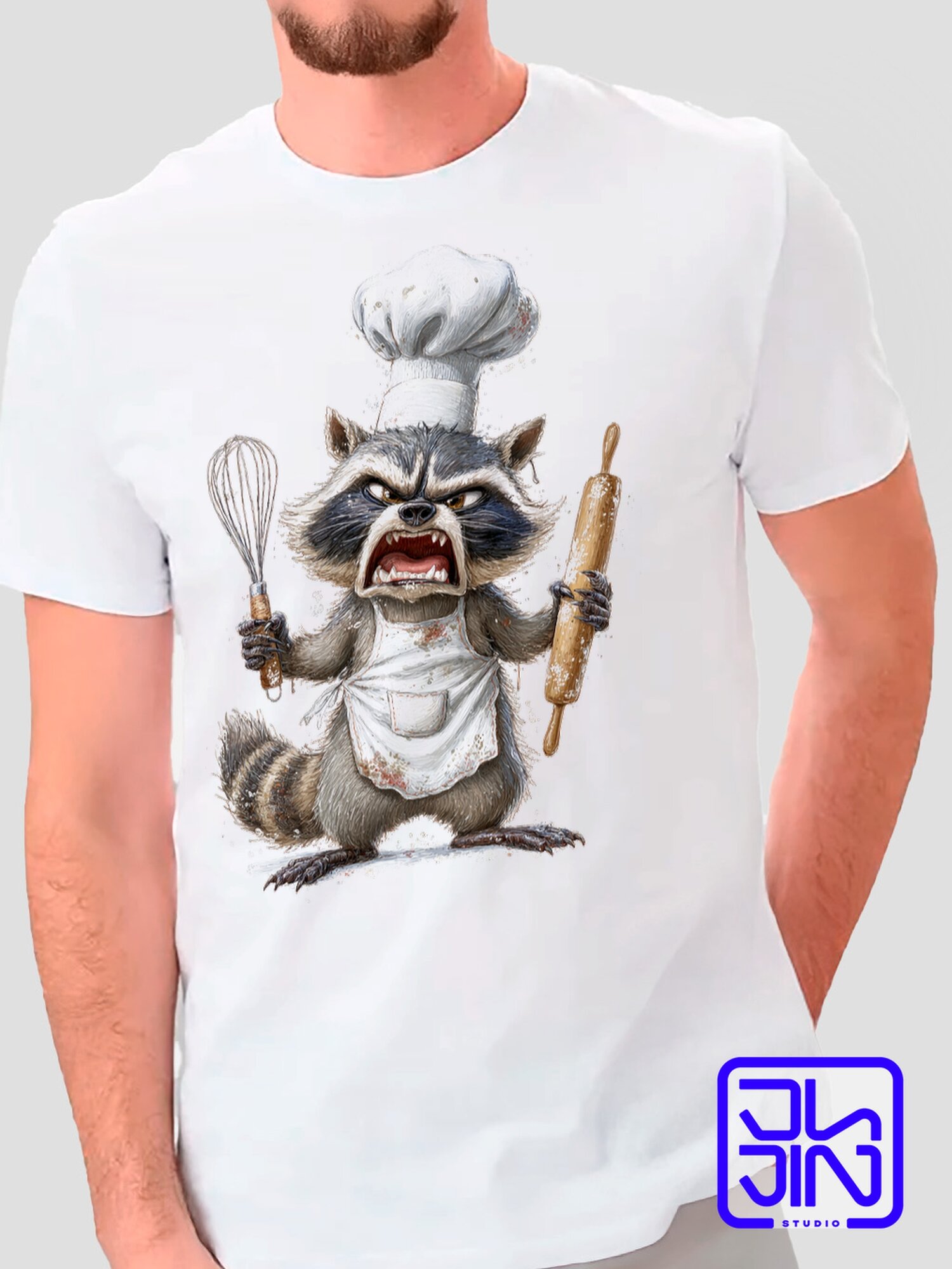 Футболка классическая мужская с авторским принтом Агрессивный дерзкий енот повар в черно-белом стиле с серо-черной скалкой, белый хлопковый трикотаж с прикольным рисунком на груди