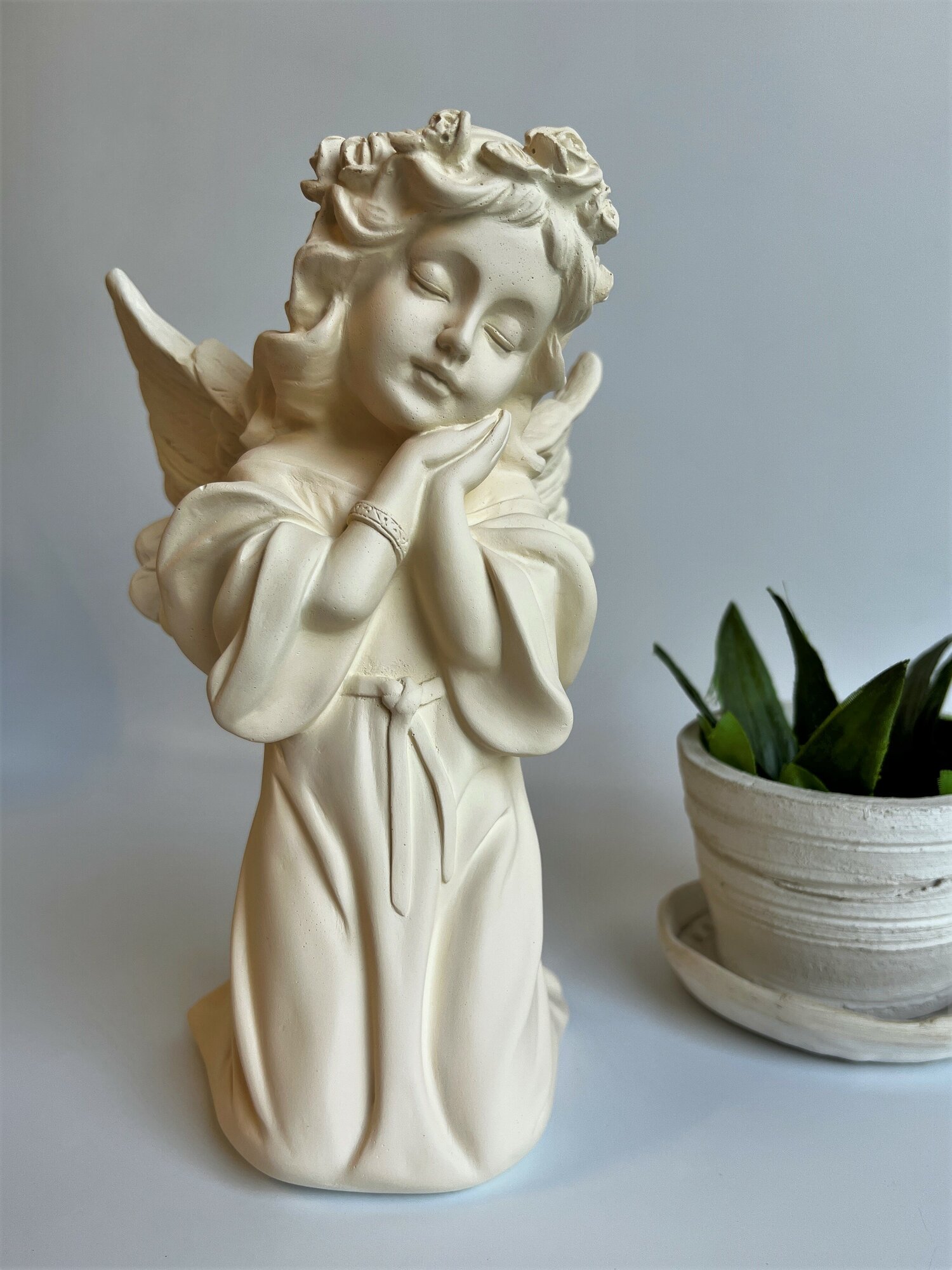 Статуэтка ангел. Цвет слоновая кость. Материал гипс