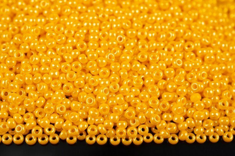 Бисер чешский PRECIOSA круглый 10/0 88130 желтый непрозрачный блестящий, 20 грамм