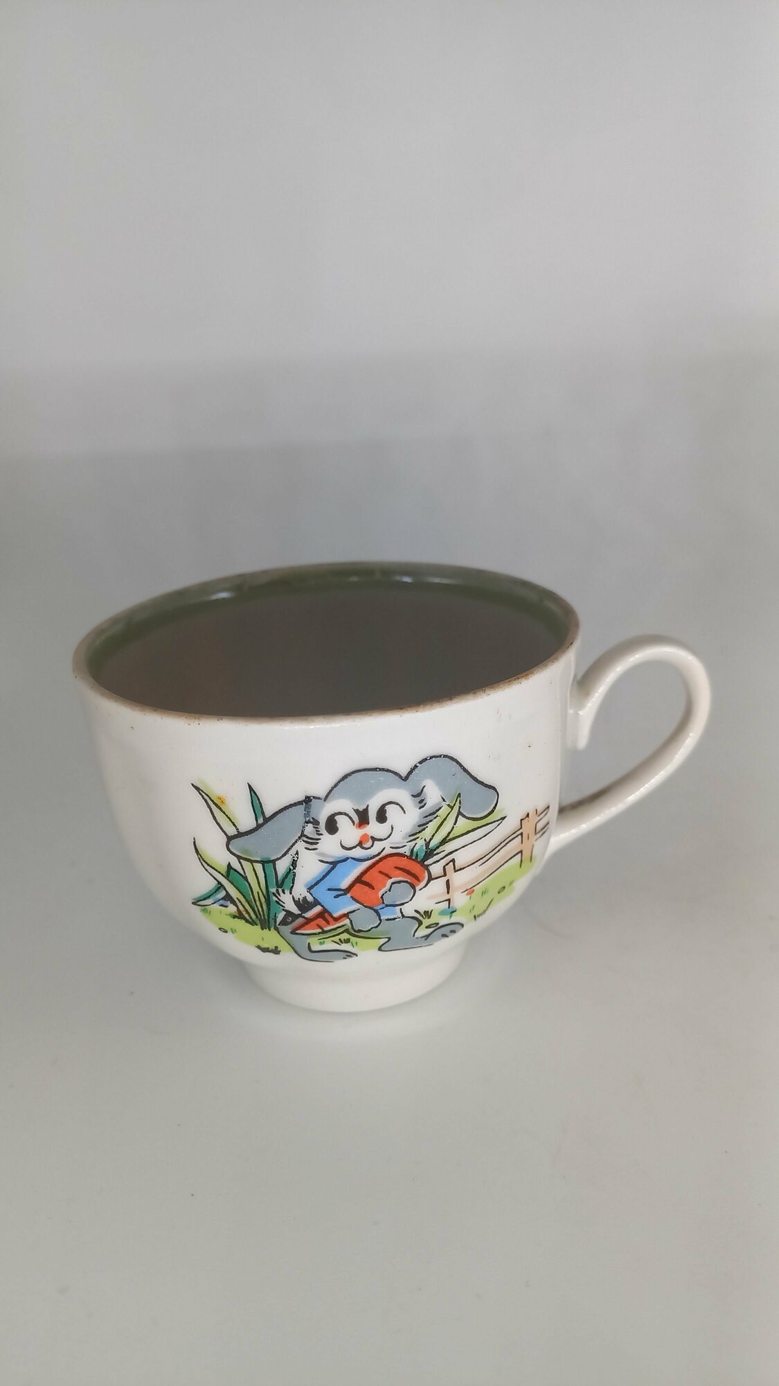 Винтажная фарфоровая детская чашка Зайчик с морковкой, Дулево